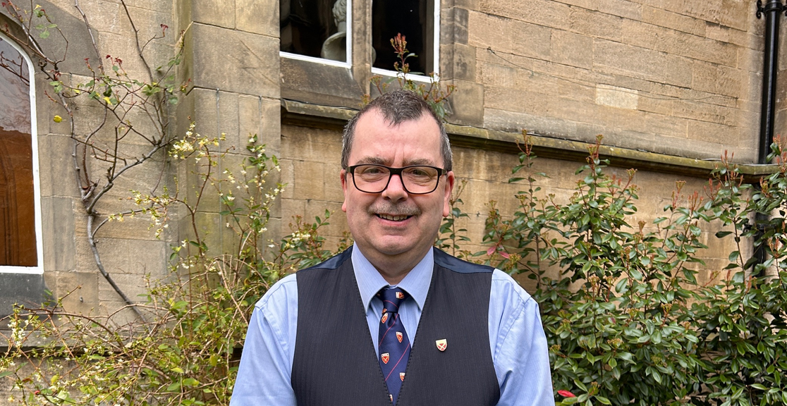 Head Porter John Carter celebrates 25 years at HMC | Harris Manchester ...